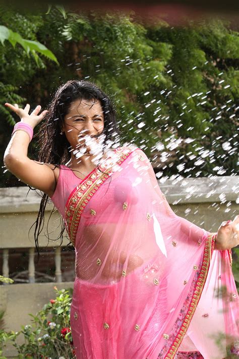 720p Free Download Trisha In Rain Rose Saree Tamil Actress Hd Phone Wallpaper Peakpx