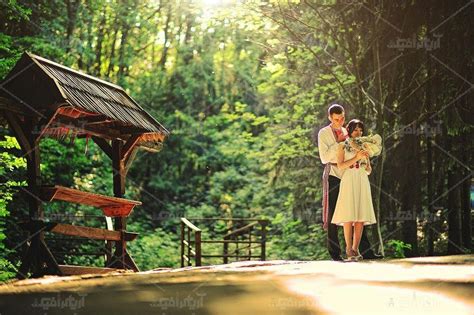 قیمت و خرید عکس با کیفیت دختر و پسر در جنگل بادسته گل توی دست دختر 5819