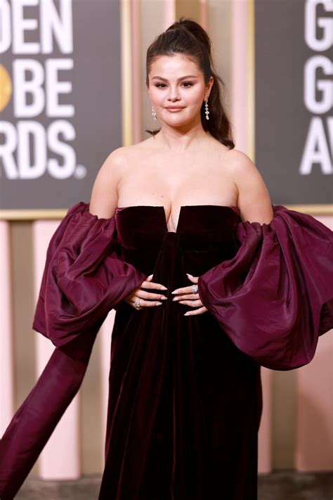 Selena Gomez Is Pretty In Plum At Her First Golden Globes Litoral Hoje