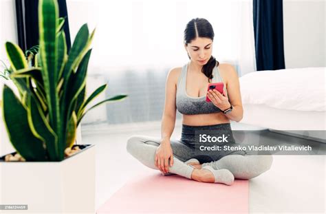 집 안뜰에서 활동적인 여성 및 운동으로 피트니스 운동 및 신체 건강을 위한 푸시업 유산소 운동을 할 수 있습니다 균형 여성 선수 및 강력한 복근을 위한 훈련 건강 목표를