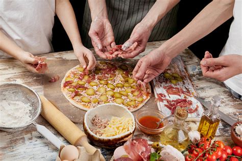 엄마와 그녀의 아이 부엌에 야채와 햄 맛 있는 수 제 피자를 준비합니다 사람들의 손 클로즈업 가정 생활에 대한 스톡 사진 및