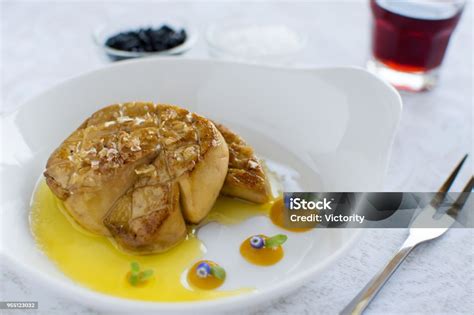 흰색 접시에 사과 소스와 함께 튀긴 거 위 간 푸아그라 좋은 음식 거위 새에 대한 스톡 사진 및 기타 이미지 거위 새 고기 굽기 Istock