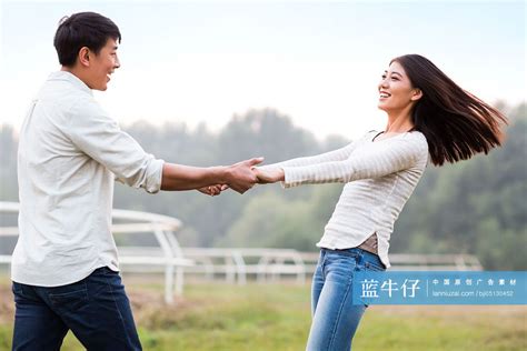 快乐的年轻情侣 蓝牛仔影像 中国原创广告影像素材