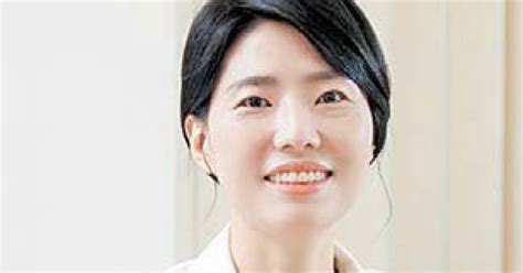 건강한 가족 아침에 일어나면 허리 통증 강직척추염 의심