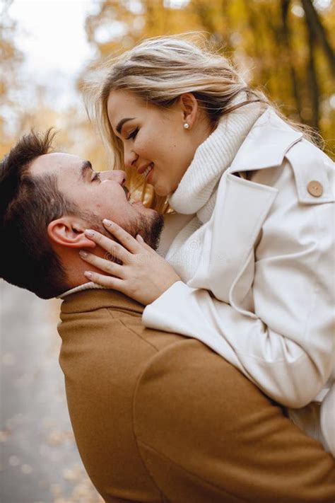 Pareja Romántica Caminando En El Bosque De Otoño Y Besándose Imagen de archivo Imagen de fecha
