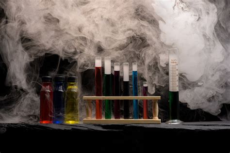 화학 유리 제품 시험관 다채로운 액체와 소용돌이치는 연기가 담긴 용기 측정 0명에 대한 스톡 사진 및 기타 이미지 0명 과학 실험 과학과 테크놀로지 Istock