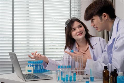 Team Of Scientists Engaging In Collaborative Experiment Using Digital Technology 51166429 Stock