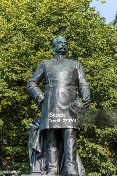 독일 베를린 빅토리 골랑 근처 티어가르텐에 있는 프로이센 군인이자 정치가인 알브레히트 그라프 폰 룬 동상 건축에 대한 스톡 사진