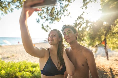 Selfie 사진 해변에 스마트폰을 사용 하 여 복용 하는 젊은 부부 관광객에 대한 스톡 사진 및 기타 이미지 관광객 남성 남자 Istock
