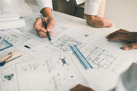 설계자 또는 엔지니어링은 청사진으로 작업하고 사무실에서 회의에서 함께 프로젝트를 논의합니다 가리키기에 대한 스톡 사진 및 기타 이미지 Istock