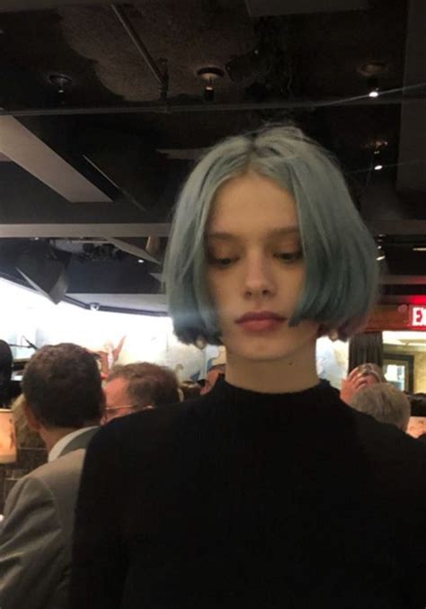 건축 디자인에 있는 유진 김님의 핀 중발 긴 머리 하이라이트 머리 하이라이트