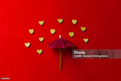 붉은 배경에 심장 빗방울이 있는 분홍색 우산 공간을 복사합니다 발렌타인 데이와 결혼식을 축하합니다 0명에 대한 스톡 사진 및