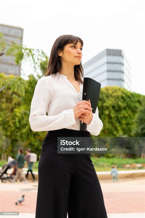 클립보드와 정장 의상을 입고 젊은 자신감 있는 유럽 사업가의 야외 사진 변호사에 대한 스톡 사진 및 기타 이미지 변호사 스페인 청년 성인 Istock