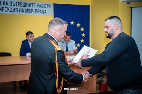 По случай професионалния им празник Красимир Йончев награди отличени полицаи от Враца и