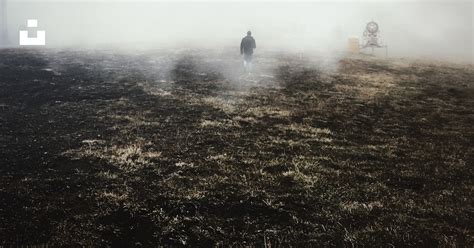 검은 재킷을 입은 남자가 낮에 안개가 낀 갈색 들판을 걷고 있다 사진 Unsplash의 무료 아르헨티나 이미지