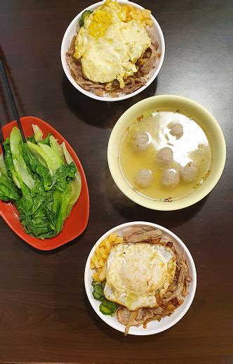 맛있는 중국과 대만 음식 오리 고기와 육즙이 많은 쌀 얇게 썬 닭 가슴살과 녹색 야채 그릇에 담긴 계란 프라이와 뜨거운 국수 대만 레스토랑의 전통 음식 길거리 음식 거위