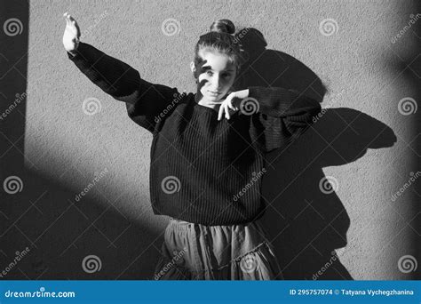 красивая девушка позирует у стены с тенями Стоковое Фото изображение насчитывающей одежды