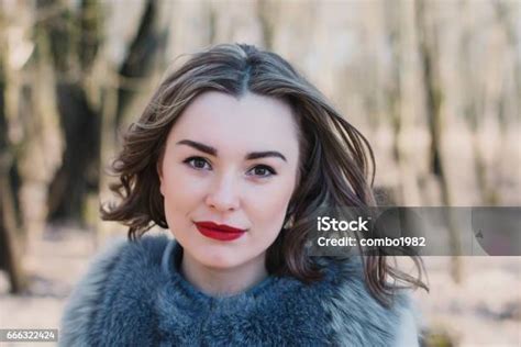 공원에서 사랑 하는 사람의 기대에 행복 한 꼴된 여자의 초상화 겨울에 대한 스톡 사진 및 기타 이미지 겨울 결별 공원 Istock