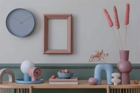 모형 포스터 프레임 나무 찬장 말린 꽃병 책 파란색 램프 및 개인 액세서리가 있는 아늑한 거실 인테리어의 따뜻한 구성 가정 장식 템플렛 0명에 대한 스톡 사진 및 기타