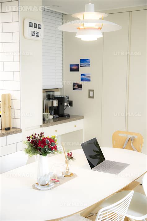 식탁위에 꽃병이 놓여져 있는 아파트 거실 유토이미지 상세페이지 베이직샵 사진 21033249