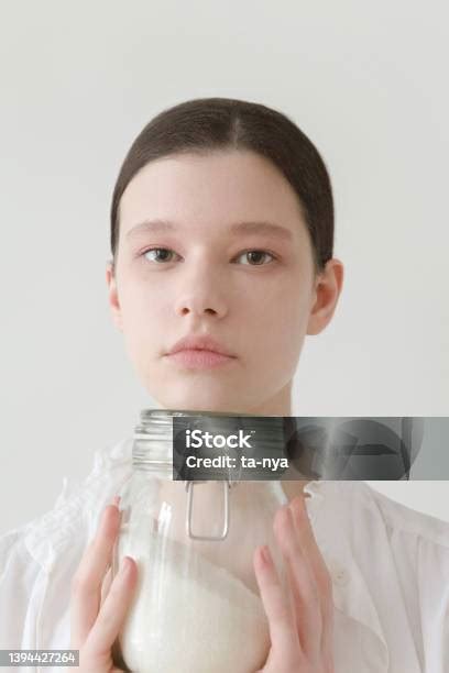 설탕과 항아리를 들고 아름다운 젊은 혼합 소녀 초상화 독특한 언리얼 뷰티 패션 모델 클로즈업 헤드 샷 초상화 사람 얼굴에 대한 스톡 사진 및 기타 이미지 Istock