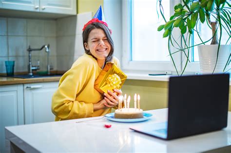 화상 통화를 사용하여 친구와 함께 집에서 생일을 축하하는 젊은 성인 여성 가상 이벤트에 대한 스톡 사진 및 기타 이미지 가상 이벤트 가상 파티 가정 생활 Istock