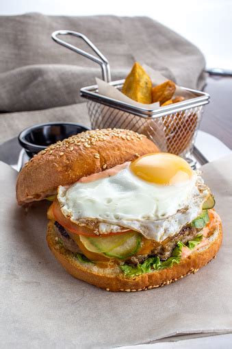 스크램블 에그와 감자 튀김과 식욕을 돋우는 햄버거 레스토랑 패스트 푸드 개념 정물 치즈버거에 대한 스톡 사진 및 기타 이미지 치즈버거 고기 굽기 Istock