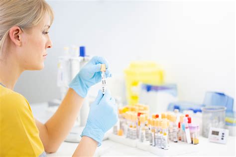 현대 장비를 사용하여 의료 샘플로 의료 실험실 작업 테스트에서 여성 의사 코로나 바이러스 에이즈 Rna 바이러스 Dna