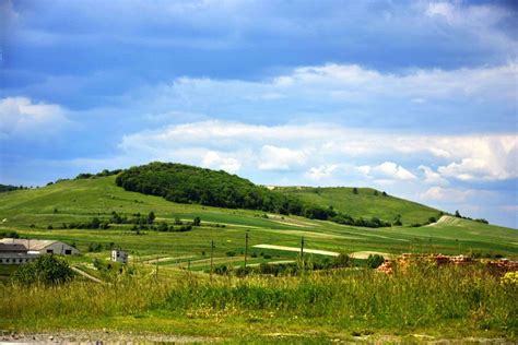 Geoattractions Геоатракції Вороняки Переважають місцевості крутосхилого горбогіря зі