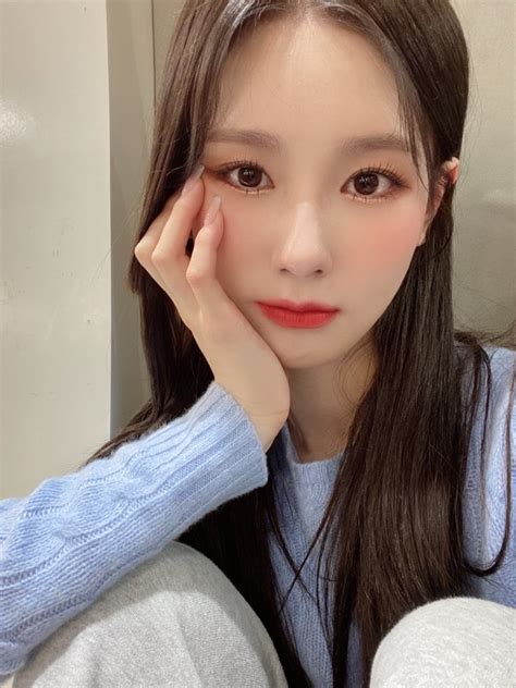 케이팝 멤버한테 기본카메라로 셀카 잘찍는 법 공수받는 중인 여자아이들 우기