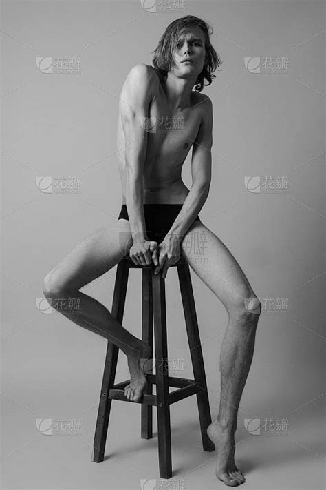 肌肉强壮美丽的剥离男性模特在牛仔牛仔裤上白色孤立的字体背景与阴影 花瓣网