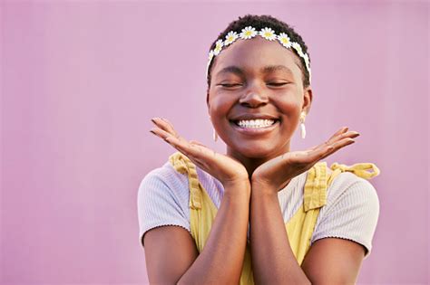 모형 흑인 여성 화장품은 스튜디오 배경에 웰빙 스킨케어 미소를 짓고 있습니다 메이크업 자연스러운 아름다움 히피 또는 얼굴 해독 및 머리띠를 위한 맑은 피부를 가진 나이지리아