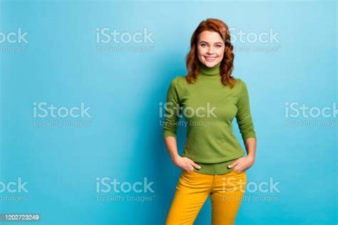 그녀의 초상화 그녀 좋은 매력적인 사랑스러운 꽤 쾌활한 쾌활한 쾌활한 자신감 물결 모양의 머리 소녀는 밝은 생생한 빛나는 활기찬 푸른 청록색 청록색 색상 배경 위에 고립 된