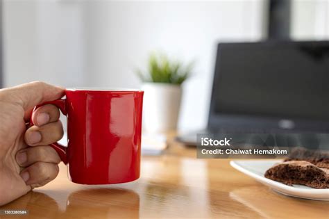 남자는 흐린 책상 배경에 빨간 커피 컵을 들고 손 브레이크 커피 컵 컨셉을 가져 가라 갈색에 대한 스톡 사진 및 기타 이미지