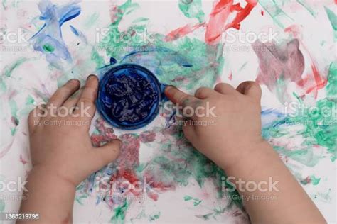 아이는 종이에 페인트에 얼룩진 손가락으로 그립니다 클로즈업 선택적 초점 교육에 대한 스톡 사진 및 기타 이미지 교육 그리기 다중 색상 Istock