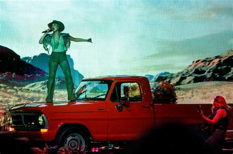 Country Artist Lainey Wilson Reveals ‘heartbreaking Stories Behind Her