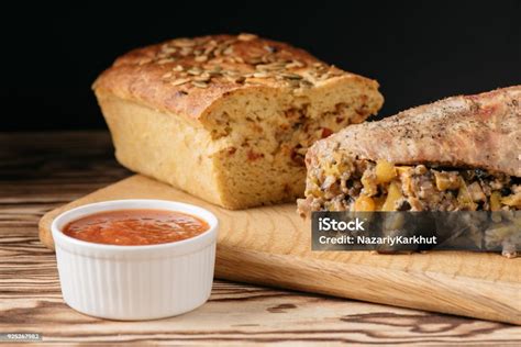 구운 고기와 호박 머핀 검은 배경에 나무 접시에 소스와 함께 충전 물을 가진 롤 0명에 대한 스톡 사진 및 기타 이미지 0명 가득 찬 건강하지 못한 생활방식 Istock