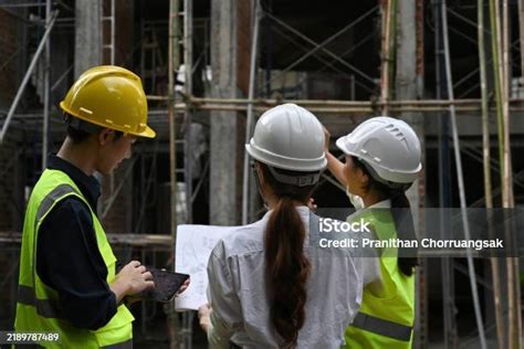 건설 현장에서 청사진과 함께 작업 계획을 확인하는 건설 팀의 뒷모습 건설 프로젝트 개념 3 명에 대한 스톡 사진 및 기타 이미지 3 명 개발 건설 산업 Istock