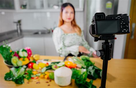 아시아 여성 블로거 또는 콘텐츠 제작자 요리 및 녹화 비디오 카메라 부엌에서 카메라로 녹화하는 동안 건강한 음식을 보여주는 20 24세에 대한 스톡 사진 및 기타 이미지