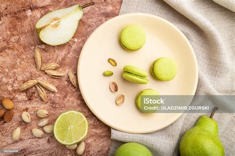 녹색 마카롱 또는 마카롱 케이크와 갈색 콘크리트 배경과 린넨 직물에 커피 한 잔 상단 보기 평평한 평지 클로즈업 피스타치오에 대한 스톡 사진 및 기타 이미지 Istock