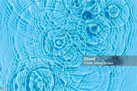 물 방울은 자연 광 아래 푸른 물에 빠진다 상단 보기 플랫 레이 기포에 대한 스톡 사진 및 기타 이미지 기포 깨끗한 떨어짐 Istock