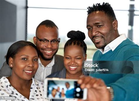 밝고 현대적인 사무실 공간에서 함께 휴대 전화 셀카를 복용 네 행복 매력적인 아프리카 계 미국인 동료 사람들에 대한 스톡 사진 및 기타 이미지 Istock