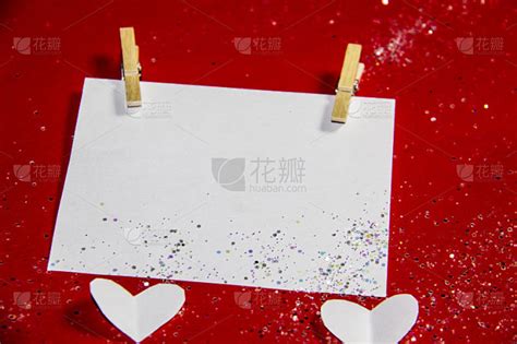 情人节作文。衣服夹、心形和红色背景的便条纸。在设计或卡片中使用的元素。可爱的红色背景问候祝愿