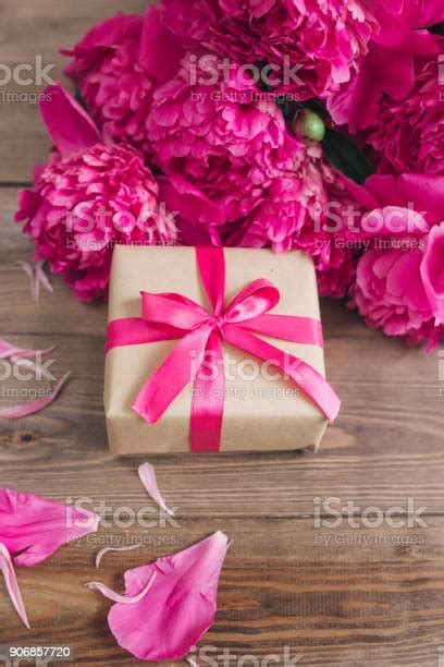 메시지에 대 한 공간을 가진 나무 바탕에 모란의 행 여자의 또는 어머니의 날 배경입니다 상위 뷰 꽃 나무에 대한 스톡 사진 및 기타 이미지 Istock