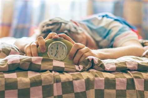 일어나 아침 F에 알람 시계를 뛰는 사람이 침대에 누워 자 고 가정 생활에 대한 스톡 사진 및 기타 이미지 가정 생활 가정의 방 기민 Istock