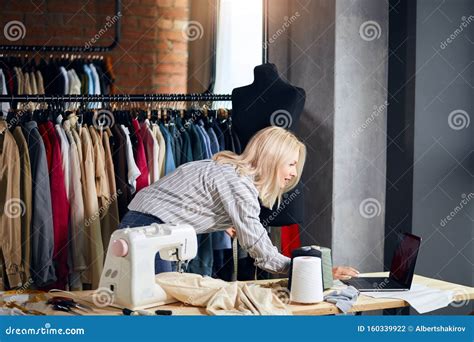 Jonge Blonde Vrouw Leert Meetkunde Stock Foto Image Of Baan Binnen