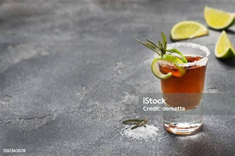 어두운 콘크리트 배경에 알코올 소금 라임 유리 코냑 위스키 데킬라 당의 개념 선택적 초점 공간을 복사합니다 0명에 대한 스톡 사진 및 기타 이미지 Istock