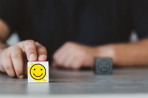 남자는 나무 큐브에서 행복하고 긍정적 인 미소 아이콘과 흐릿한 슬픈 얼굴 아이콘을 선택하고 있습니다 서비스 등급 개념에 대한 스톡 사진 및 기타 이미지 Istock