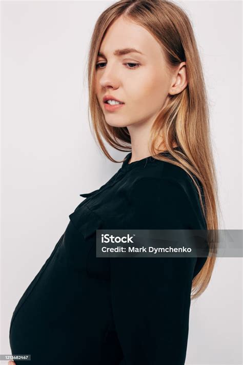 검은 드레스임신 한 행복한 여성입니다 흰색 배경에 스튜디오에서 촬영 패션 아름다운 임신 한 소녀 검은색에 대한 스톡 사진 및 기타 이미지 Istock