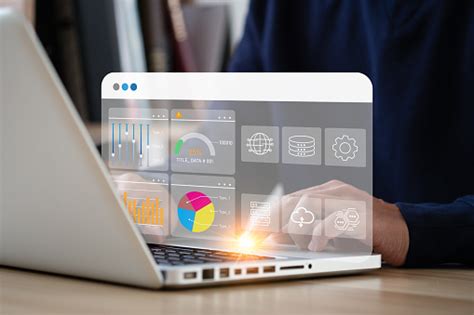 조직의 발전을 위한 사업 전략 개념입니다 사업가는 노트북을 사용하여 가상 스마트 디지털 화면에서 작업하고 통계 마케팅 데이터를